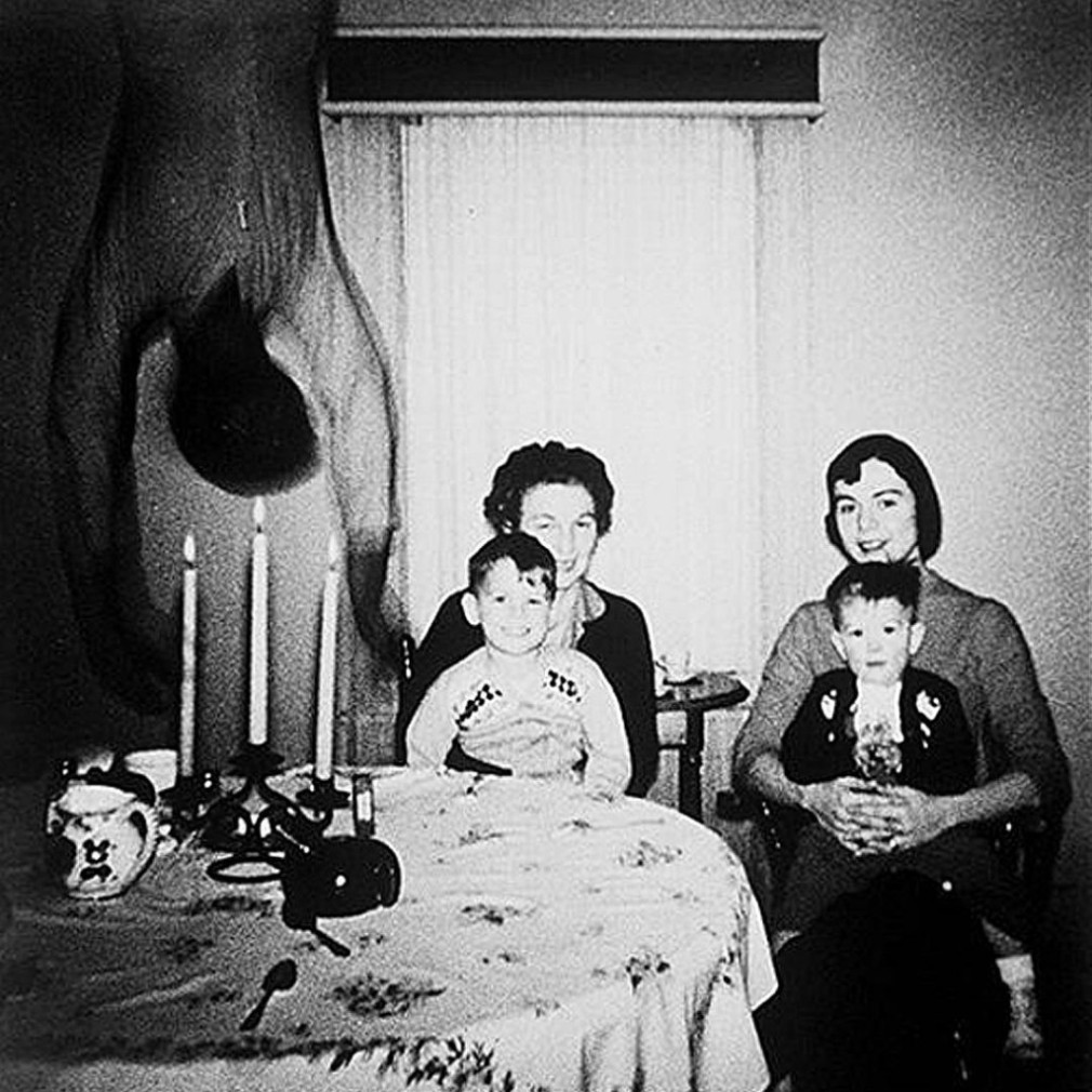 22 Terrifying And Creepy Photos Of Real Ghosts That Will Make Your Skin ...