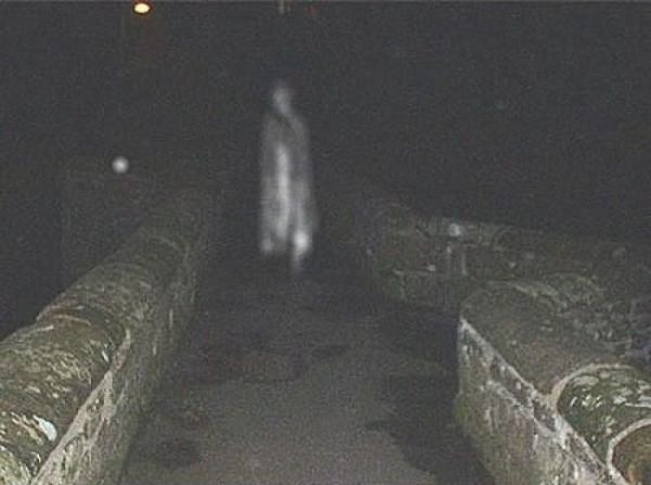 22 Terrifying And Creepy Photos Of Real Ghosts That Will Make Your Skin ...
